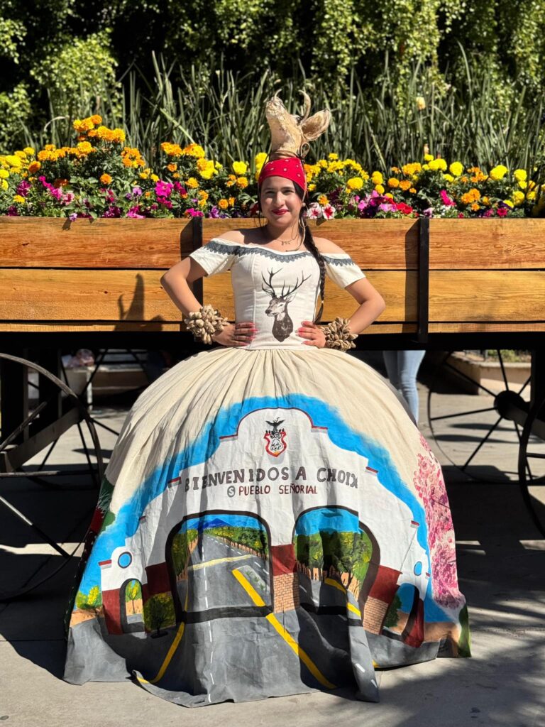 joven portando su vestido típico mexicano inspirado en el municipio de ...
